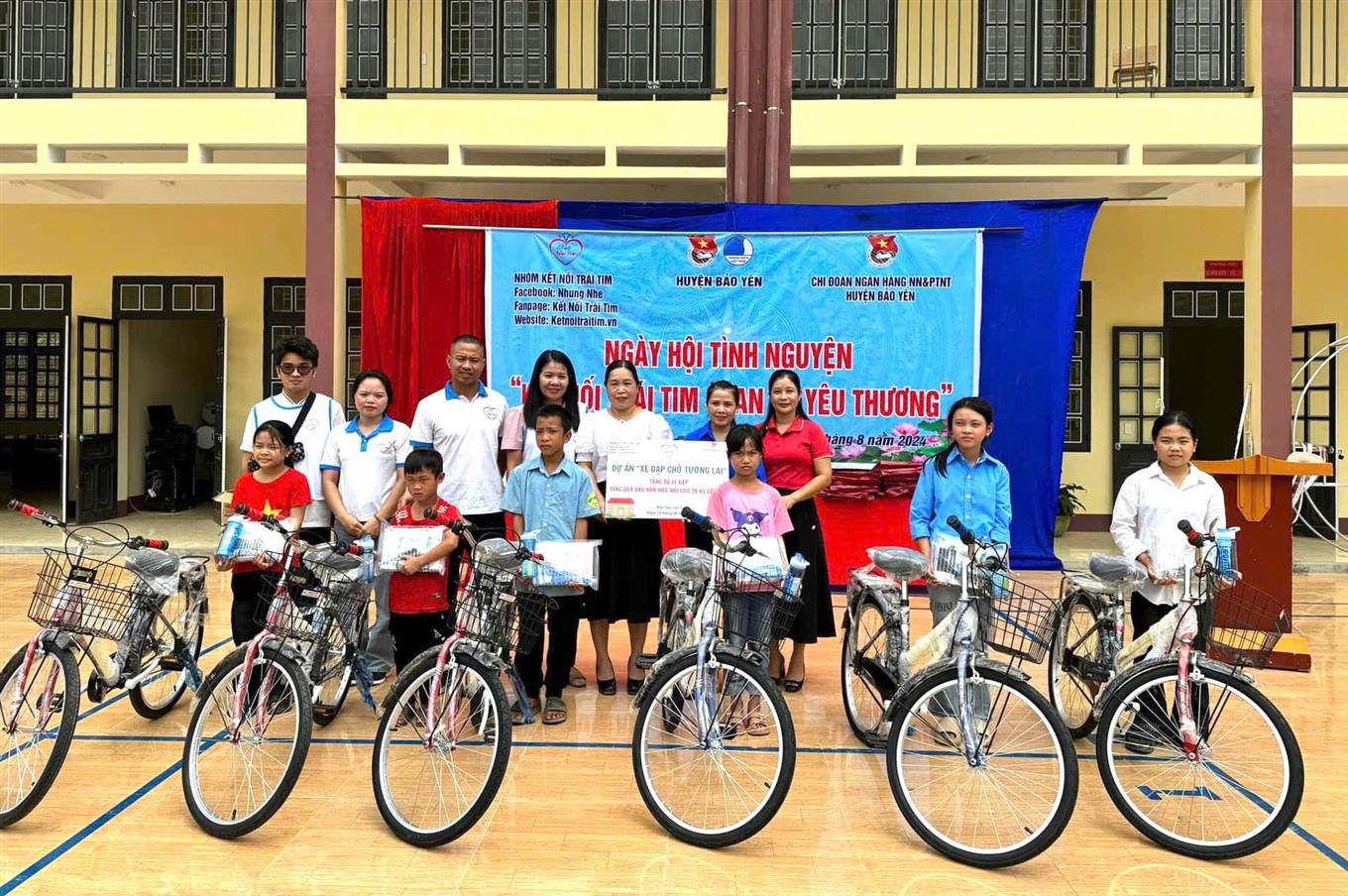 Trao 6 chiếc xe đạp và nhiều phần quà ý nghĩa cho học sinh nghèo vượt ...